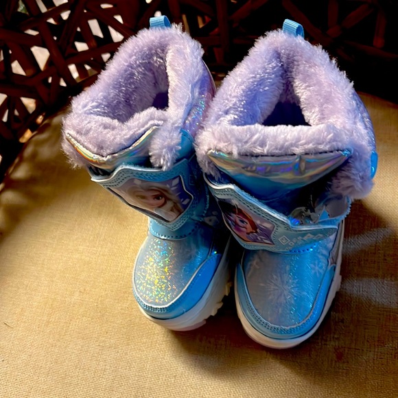 Frozen | Shoes | New Frozen Lights Up Girls Snow Boots 7 Nwt | Poshmark